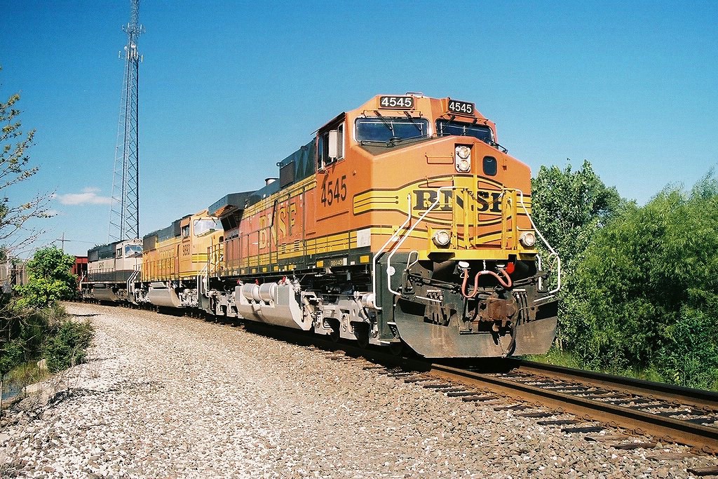 BNSF 4545 westbound coming of the Topeka subdivision